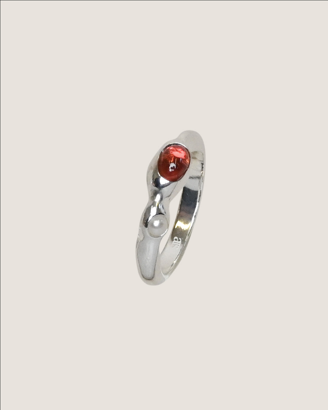 Radiance Ring Granat silber – Allure The Studio